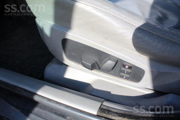 Blue BMW 525 2006 in Liepaja, with an engine capacity of 2.50 L and mileage of 436 thousand km for 3450 €, photo 10 on AUTOMOTO.COM.LV