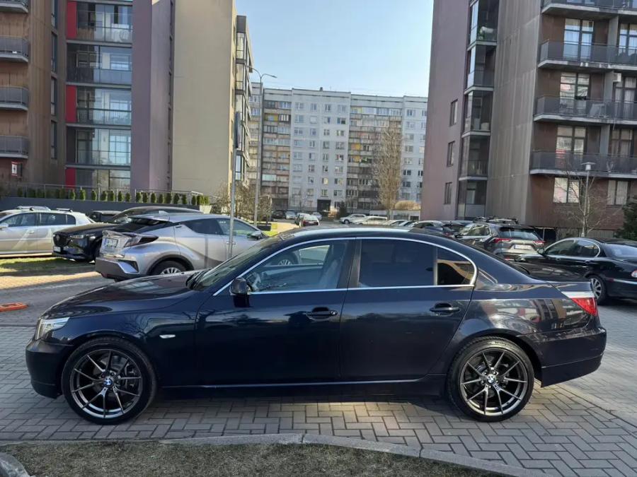 Blue BMW 525 2007 in Riga, with an engine capacity of 3.00 L and mileage of 331 thousand km for 4690 €, photo 4 on AUTOMOTO.COM.LV
