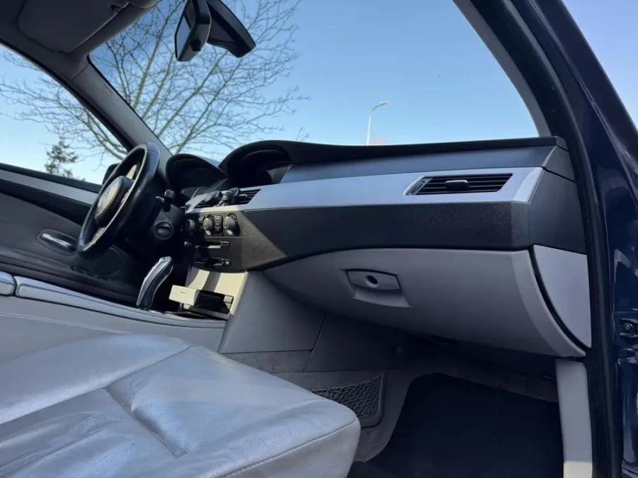 Blue BMW 525 2007 in Riga, with an engine capacity of 3.00 L and mileage of 331 thousand km for 4690 €, photo 9 on AUTOMOTO.COM.LV