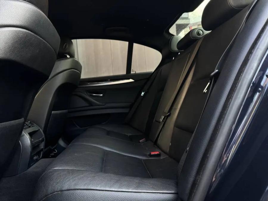 Blue BMW 525 2010 in Riga, with an engine capacity of 3.00 L and mileage of 312 thousand km for 9990 €, photo 12 on AUTOMOTO.COM.LV