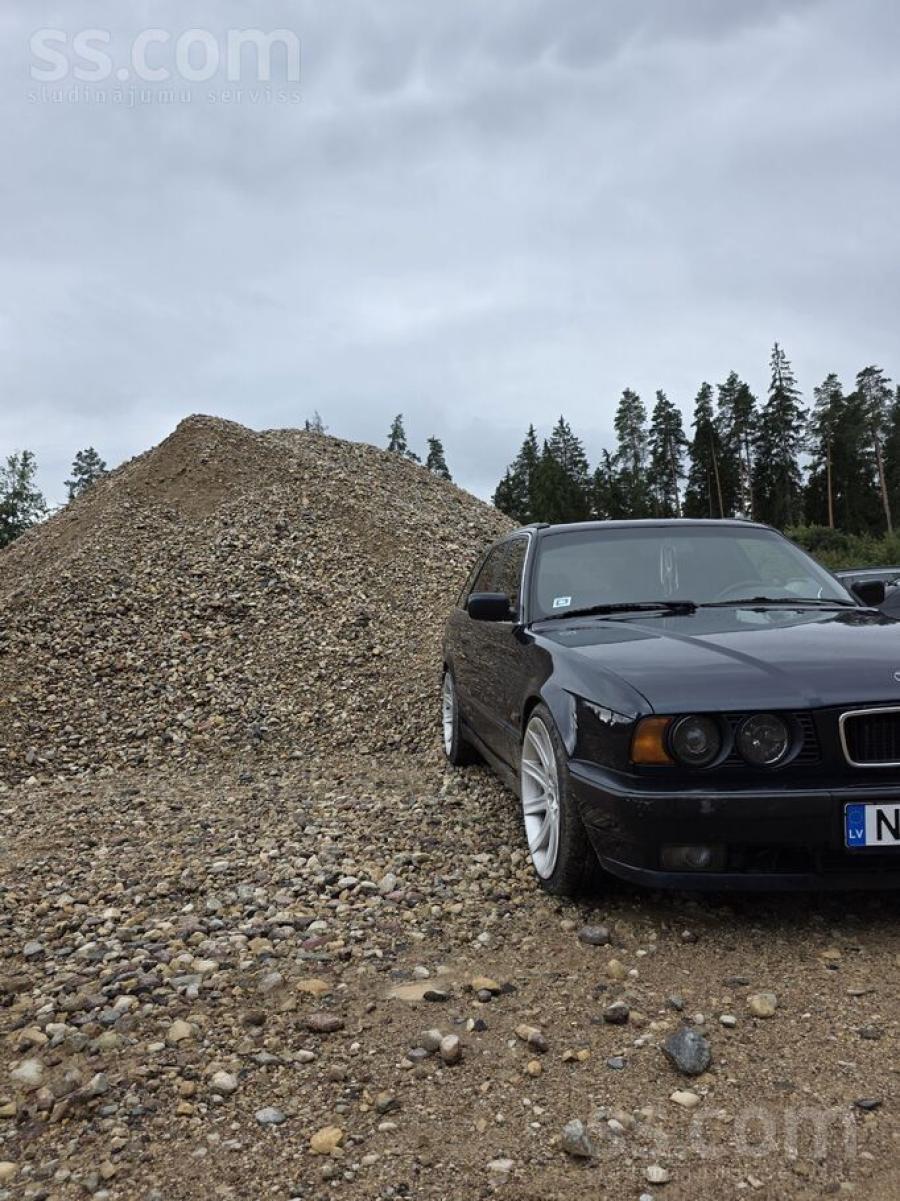 Blue BMW 525 1995 in Jekabpils, with an engine capacity of 3.00 L and mileage of 422 thousand km for 5500 €, photo 2 on AUTOMOTO.COM.LV