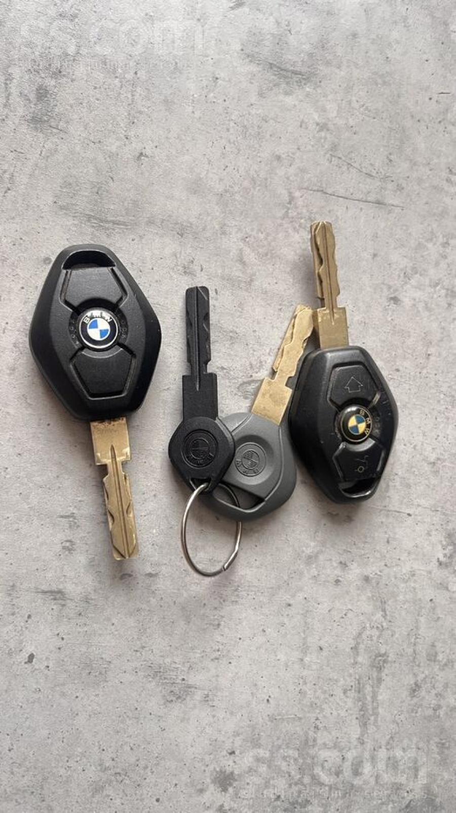 Zils BMW 525 2000 Rīga, ar dzinēja tilpumu 2.50 L un nobraukumu 194 tūkst. km par 4650 €, foto 25 vietnē AUTOMOTO.COM.LV