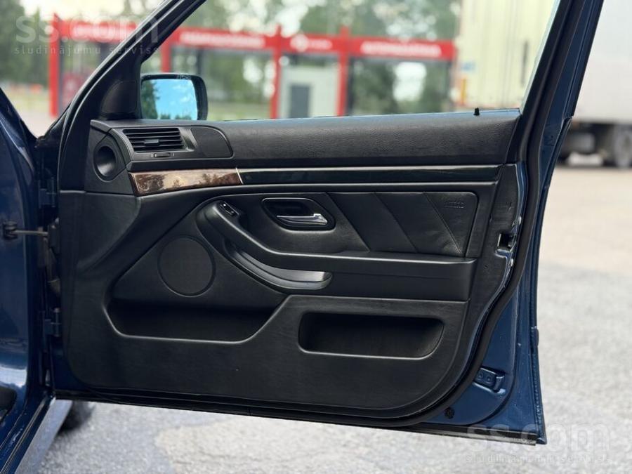 Zils BMW 525 2001 Rīga, ar dzinēja tilpumu 2.50 L un nobraukumu 278 tūkst. km par 2950 €, foto 8 vietnē AUTOMOTO.COM.LV