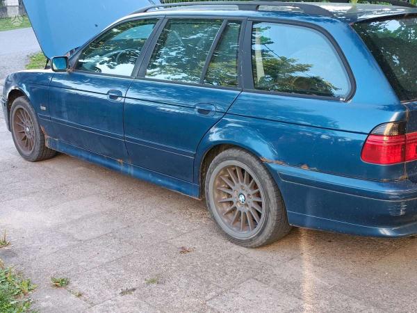 Zils BMW 525 2002 Viļņa, ar dzinēja tilpumu 2.49 L un nobraukumu 327 tūkst. km par 1700 €, foto 1 vietnē AUTOMOTO.COM.LV