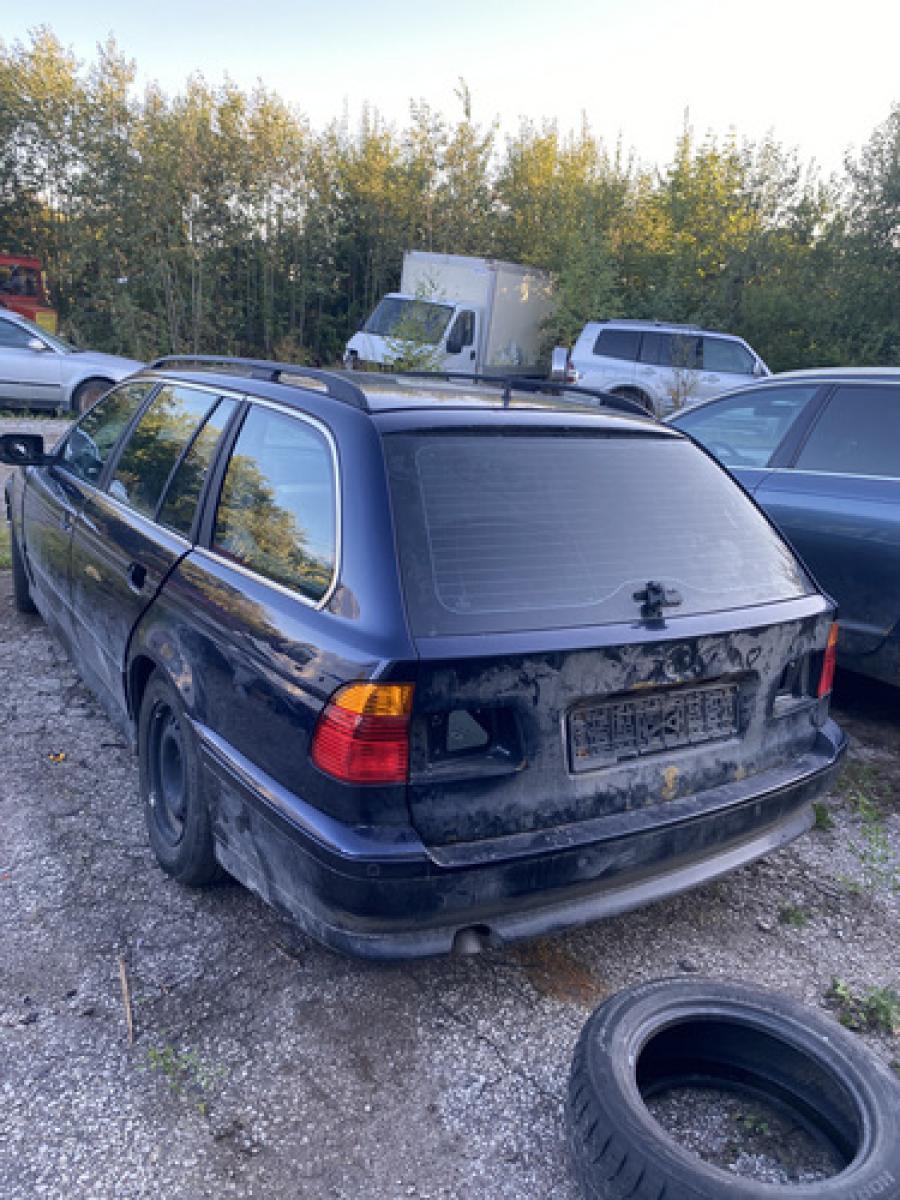 Blue BMW 525 2003 in Sillamae, with an engine capacity of 0.00 L and mileage of 205 thousand km for 1200 €, photo 5 on AUTOMOTO.COM.LV