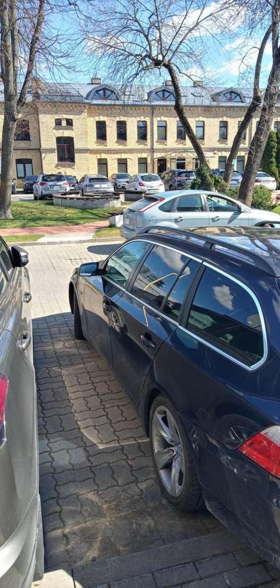 Blue BMW 525 2005 in Vilnius, with an engine capacity of 2.50 L and mileage of 182 thousand km for 3300 €, photo 1 on AUTOMOTO.COM.LV