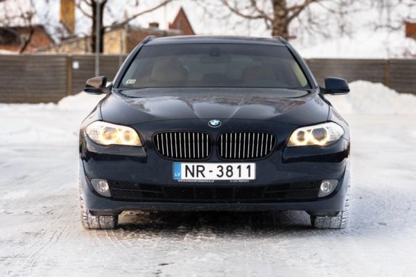 Blue BMW 525 2010 in Riga, with an engine capacity of 3.00 L and mileage of 299 thousand km for 8800 €, photo 2 on AUTOMOTO.COM.LV