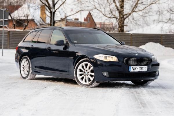 Blue BMW 525 2010 in Riga, with an engine capacity of 3.00 L and mileage of 299 thousand km for 8800 €, photo 3 on AUTOMOTO.COM.LV