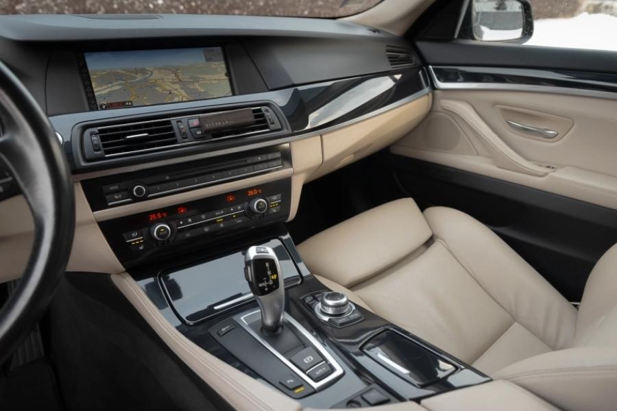 Zils BMW 525 2010 Rīga, ar dzinēja tilpumu 3.00 L un nobraukumu 299 tūkst. km par 8800 €, foto 15 vietnē AUTOMOTO.COM.LV