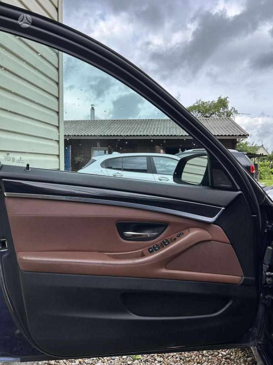 Blue BMW 525 2015 in Vilnius, with an engine capacity of 2.00 L and mileage of 298 thousand km for 8970 €, photo 15 on AUTOMOTO.COM.LV