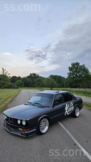 Grey BMW 525 1985 in Talsi, with an engine capacity of 3.50 L and mileage of 305 thousand km for 10999 €, photo  on AUTOMOTO.COM.LV