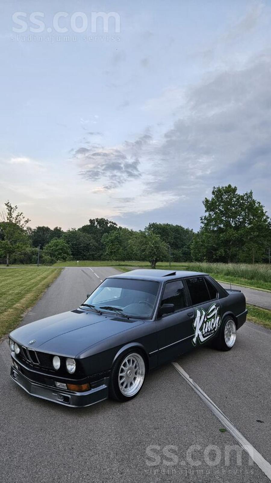 Grey BMW 525 1985 in Talsi, with an engine capacity of 3.50 L and mileage of 305 thousand km for 10999 €, photo 1 on AUTOMOTO.COM.LV