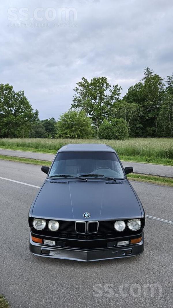 Grey BMW 525 1985 in Talsi, with an engine capacity of 3.50 L and mileage of 305 thousand km for 10999 €, photo 2 on AUTOMOTO.COM.LV