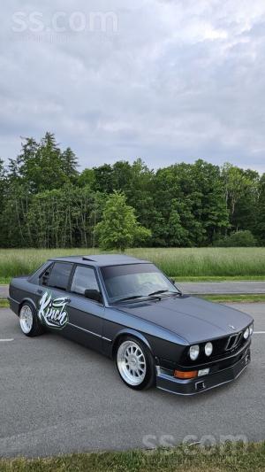 Grey BMW 525 1985 in Talsi, with an engine capacity of 3.50 L and mileage of 305 thousand km for 10999 €, photo 4 on AUTOMOTO.COM.LV