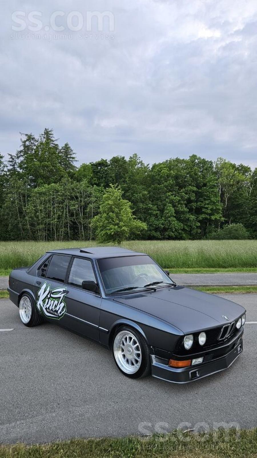 Grey BMW 525 1985 in Talsi, with an engine capacity of 3.50 L and mileage of 305 thousand km for 10999 €, photo 4 on AUTOMOTO.COM.LV