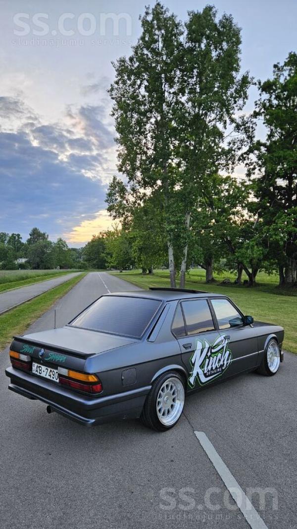 Grey BMW 525 1985 in Talsi, with an engine capacity of 3.50 L and mileage of 305 thousand km for 10999 €, photo 4 on AUTOMOTO.COM.LV