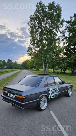 Grey BMW 525 1985 in Talsi, with an engine capacity of 3.50 L and mileage of 305 thousand km for 10999 €, photo 5 on AUTOMOTO.COM.LV