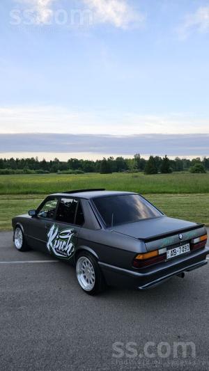 Grey BMW 525 1985 in Talsi, with an engine capacity of 3.50 L and mileage of 305 thousand km for 10999 €, photo 6 on AUTOMOTO.COM.LV
