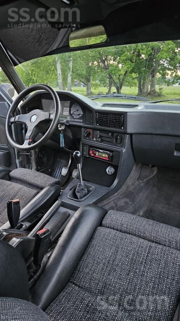 Grey BMW 525 1985 in Talsi, with an engine capacity of 3.50 L and mileage of 305 thousand km for 10999 €, photo 6 on AUTOMOTO.COM.LV