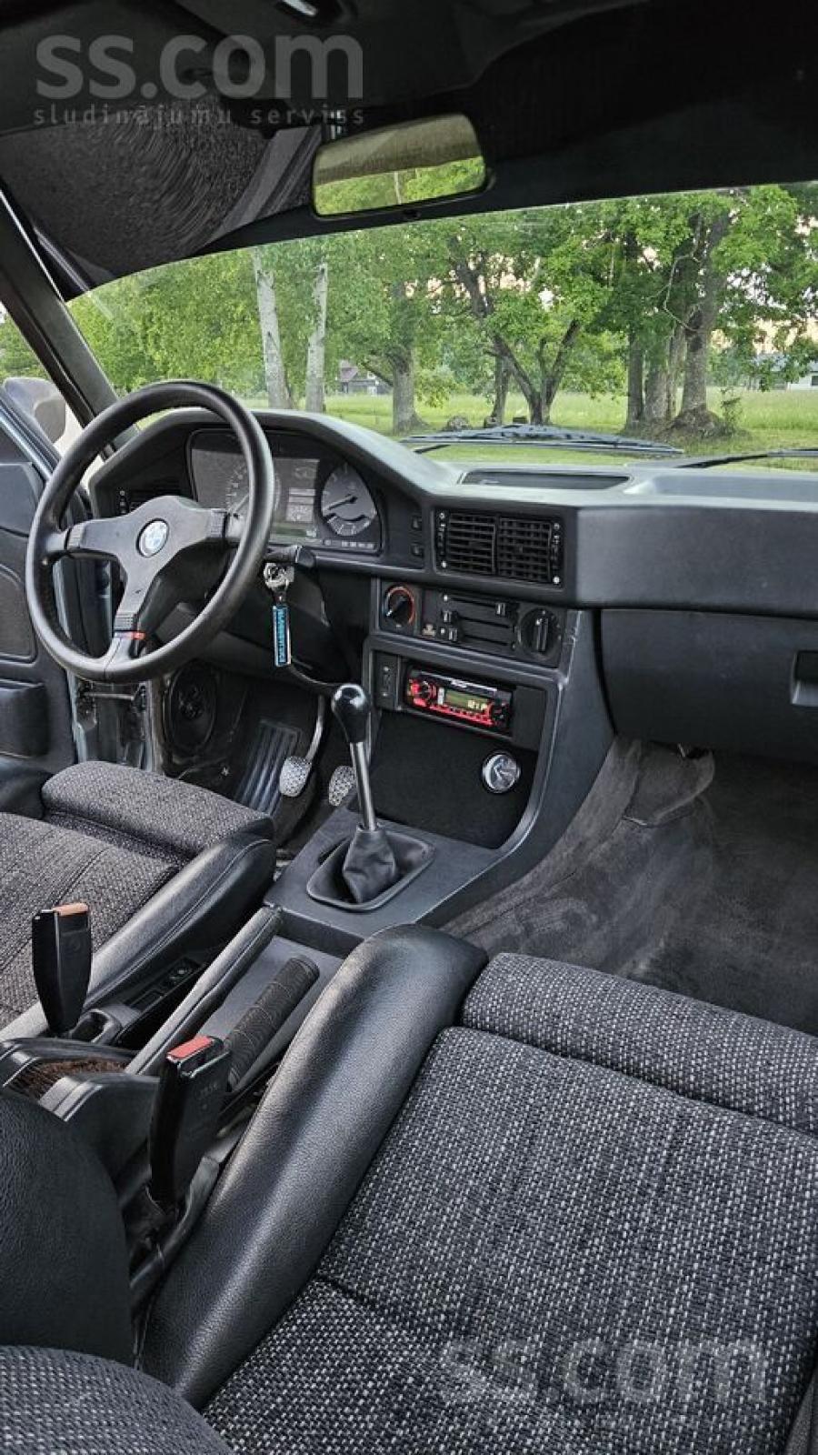 Grey BMW 525 1985 in Talsi, with an engine capacity of 3.50 L and mileage of 305 thousand km for 10999 €, photo 7 on AUTOMOTO.COM.LV