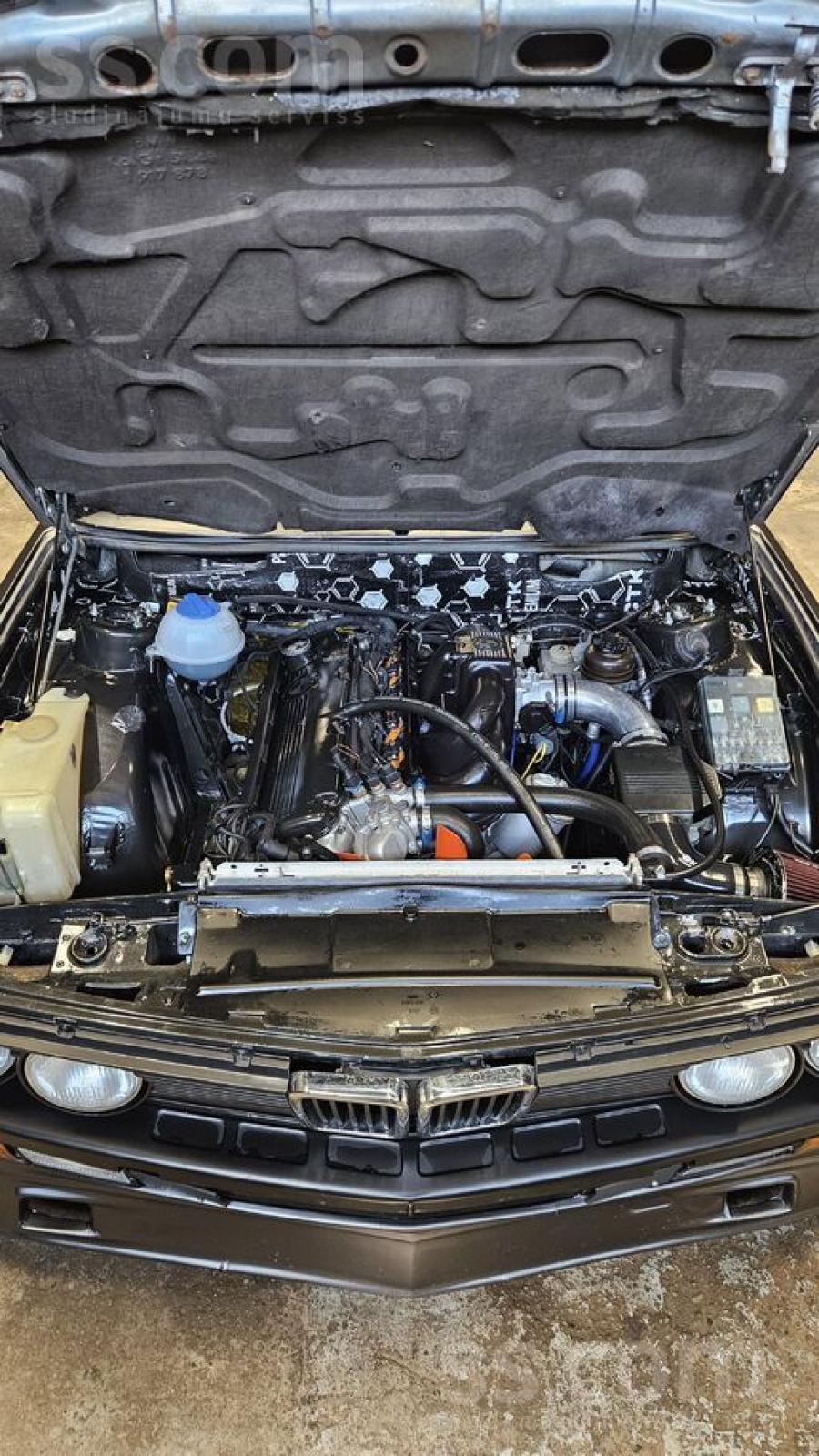 Grey BMW 525 1985 in Talsi, with an engine capacity of 3.50 L and mileage of 305 thousand km for 10999 €, photo 9 on AUTOMOTO.COM.LV