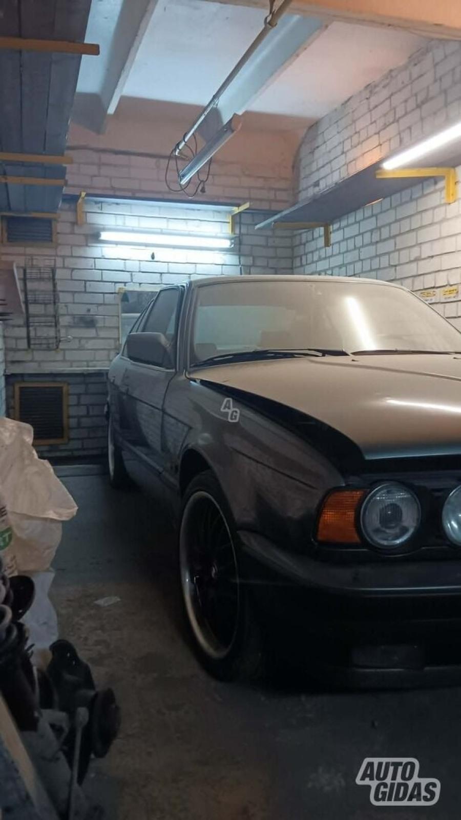 Grey BMW 525 1990 in Panevezys, with an engine capacity of 2.50 L and mileage of 260 thousand km for 6000 €, photo 3 on AUTOMOTO.COM.LV