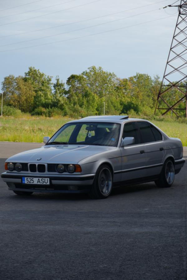 Pelēks BMW 525 1992 Tallina, ar dzinēja tilpumu 2.50 L un nobraukumu 330 tūkst. km par 9999 €, foto 1 vietnē AUTOMOTO.COM.LV