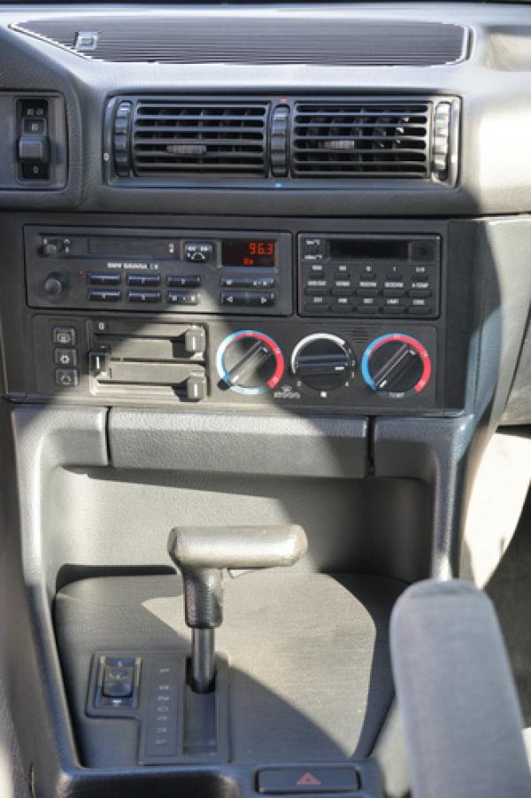 Grey BMW 525 1992 in Tallinn, with an engine capacity of 2.50 L and mileage of 330 thousand km for 9999 €, photo 10 on AUTOMOTO.COM.LV