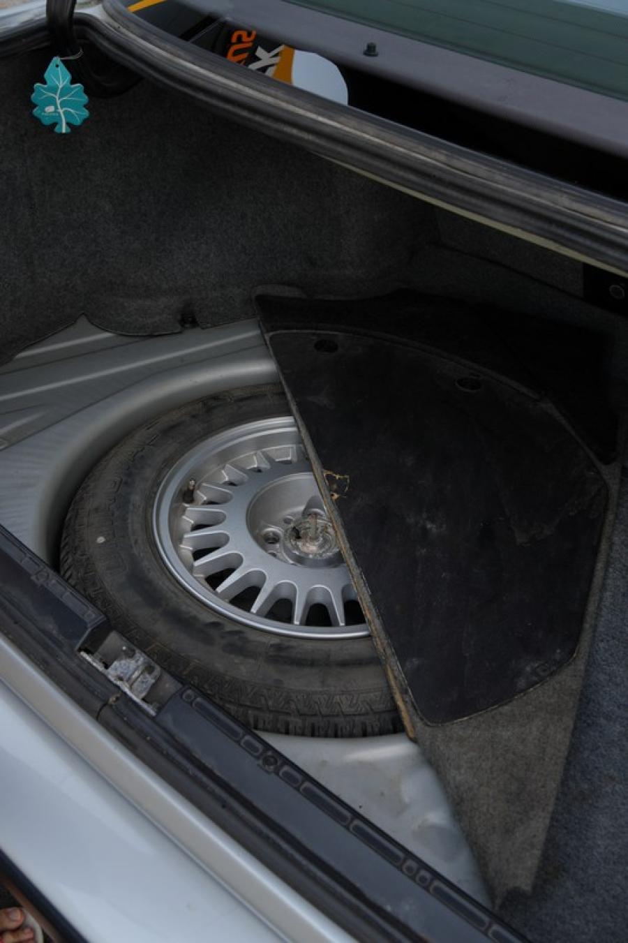Grey BMW 525 1992 in Tallinn, with an engine capacity of 2.50 L and mileage of 330 thousand km for 9999 €, photo 28 on AUTOMOTO.COM.LV