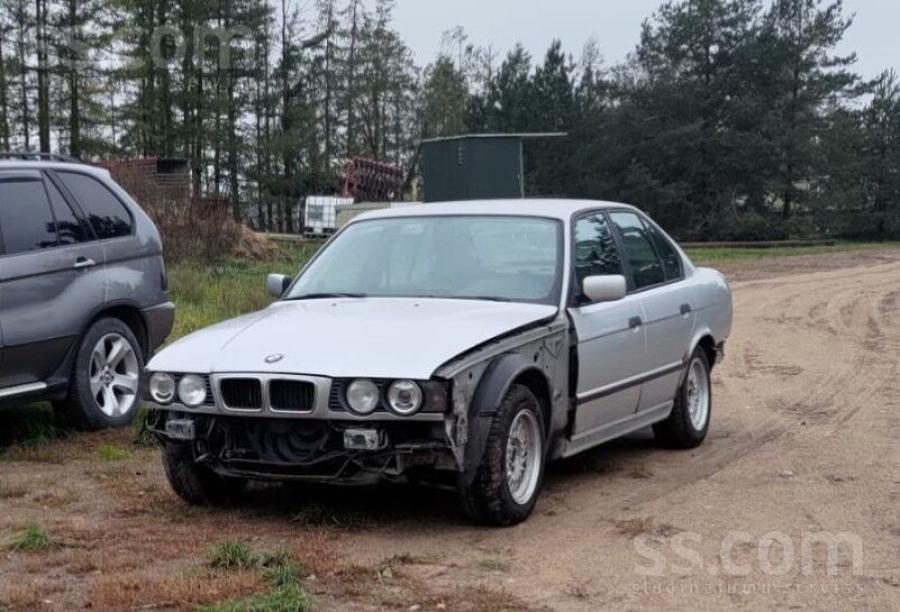 Grey BMW 525 1994 in Ventspils, with an engine capacity of 2.50 L and mileage of 295 thousand km for 1200 €, photo 1 on AUTOMOTO.COM.LV