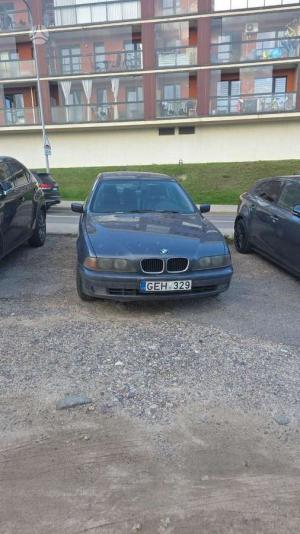 Pelēks BMW 525 1996 Viļņa, ar dzinēja tilpumu 2.50 L un nobraukumu 400 tūkst. km par 950 €, foto  vietnē AUTOMOTO.COM.LV