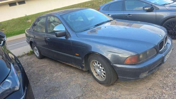 Pelēks BMW 525 1996 Viļņa, ar dzinēja tilpumu 2.50 L un nobraukumu 400 tūkst. km par 950 €, foto 6 vietnē AUTOMOTO.COM.LV