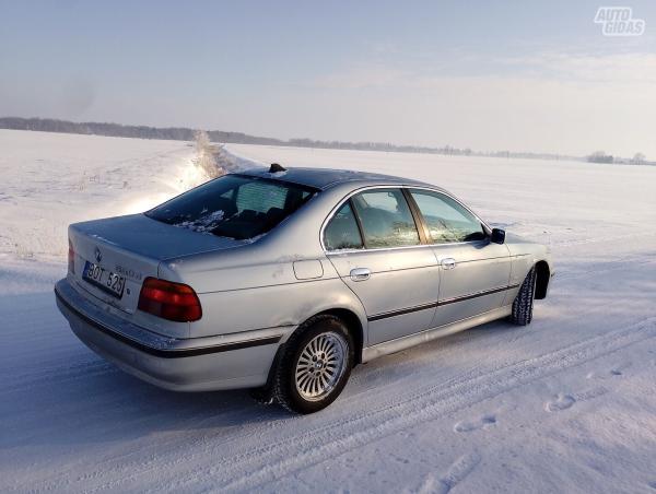 Pelēks BMW 525 1998 Viļņa, ar dzinēja tilpumu 2.50 L un nobraukumu 380 tūkst. km par 1550 €, foto 7 vietnē AUTOMOTO.COM.LV