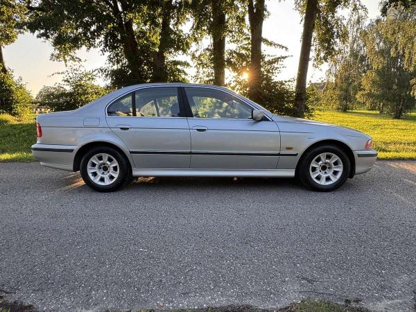 BMW 525 1998 in Marijampole on AUTOMOTO.COM.LV Grey BMW 525 1998 in Marijampole, with an engine capacity of 2.50 L and mileage of 138 thousand km for 2600 β¬, photo 3 on AUTOMOTO.COM.LV