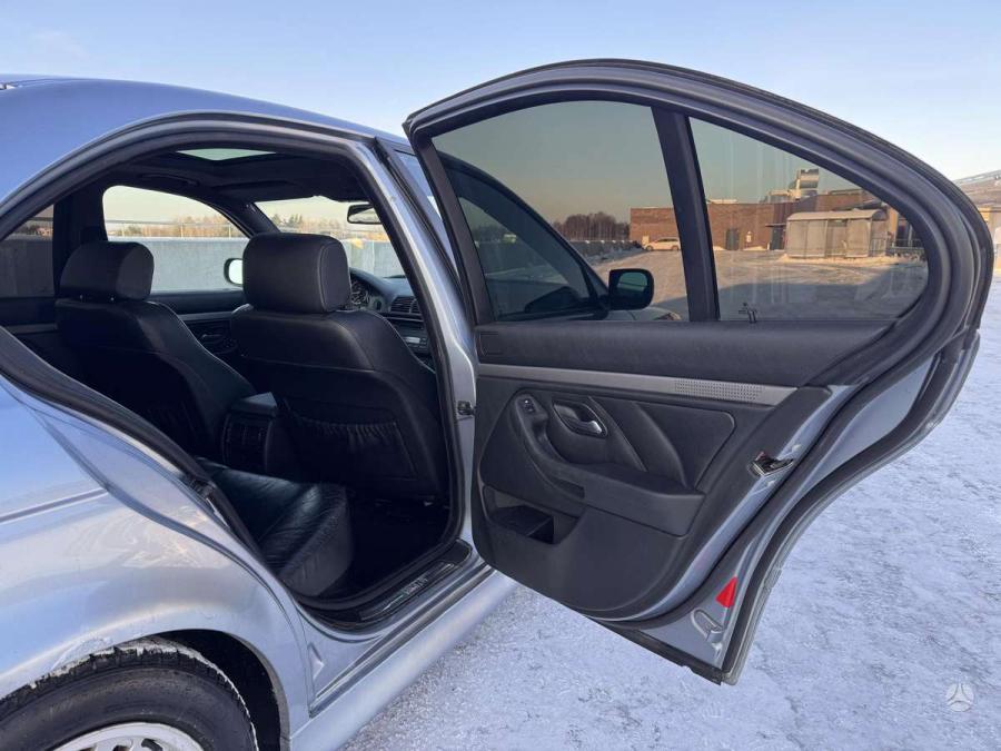 Grey BMW 525 2002 in Vilnius, with an engine capacity of 2.50 L and mileage of 420 thousand km for 1950 €, photo 13 on AUTOMOTO.COM.LV
