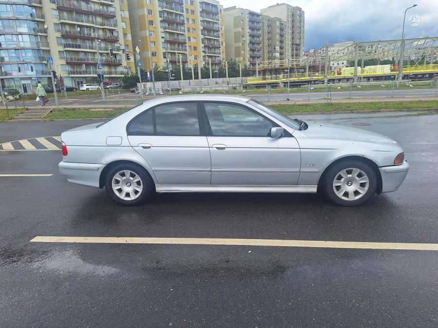 Grey BMW 525 2003 in Vilnius, with an engine capacity of 2.50 L and mileage of 381 thousand km for 1500 €, photo 3 on AUTOMOTO.COM.LV