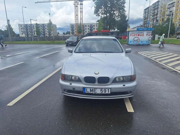 Grey BMW 525 2003 in Vilnius, with an engine capacity of 2.50 L and mileage of 381 thousand km for 1500 €, photo 3 on AUTOMOTO.COM.LV