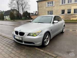 Pelēks BMW 525 2004 Kauņa, ar dzinēja tilpumu 2.50 L un nobraukumu 300 tūkst. km par 2300 €, foto  vietnē AUTOMOTO.COM.LV