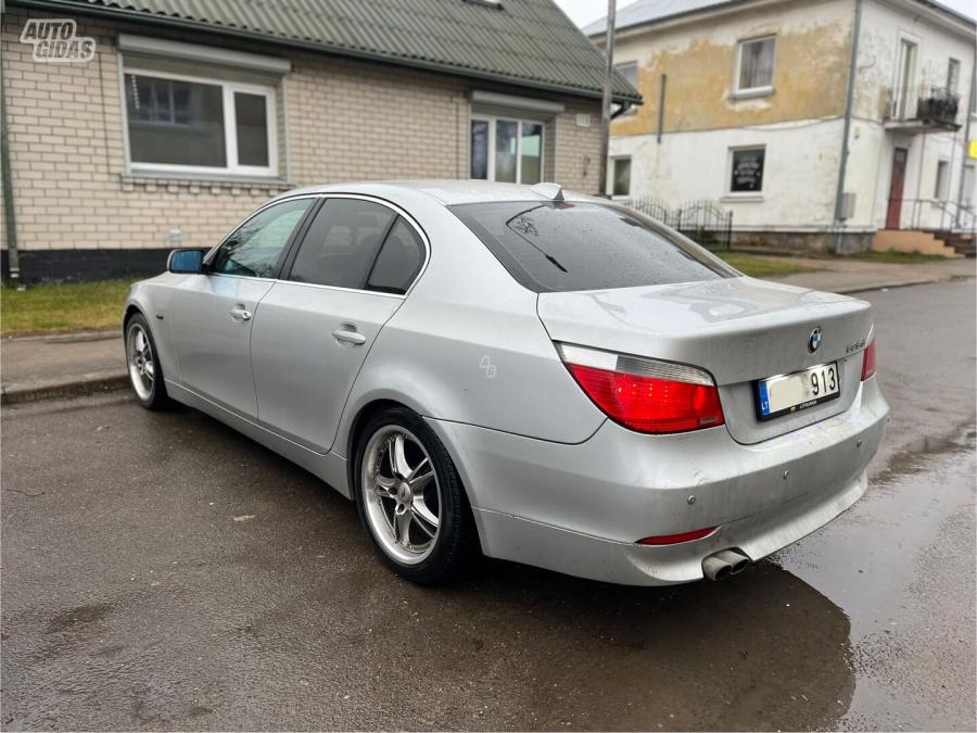 Pelēks BMW 525 2004 Kauņa, ar dzinēja tilpumu 2.50 L un nobraukumu 300 tūkst. km par 2300 €, foto 4 vietnē AUTOMOTO.COM.LV