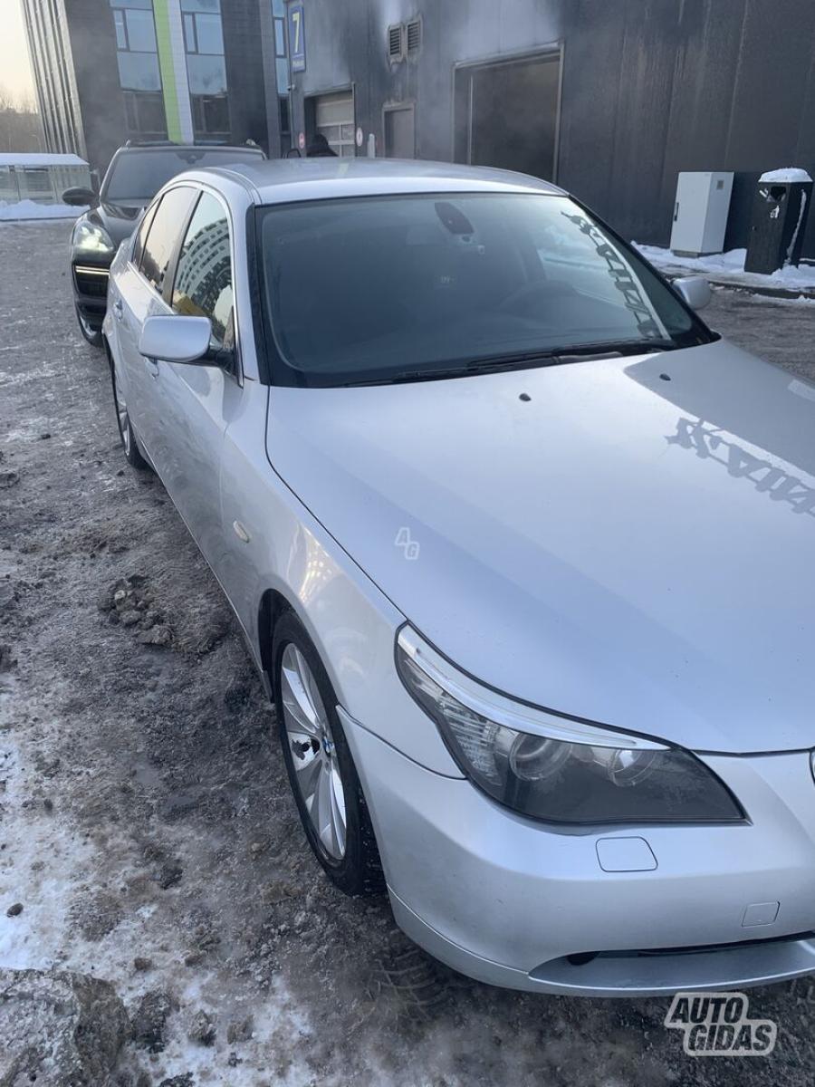 Pelēks BMW 525 2004 Viļņa, ar dzinēja tilpumu 2.50 L un nobraukumu 350 tūkst. km par 2400 €, foto 3 vietnē AUTOMOTO.COM.LV