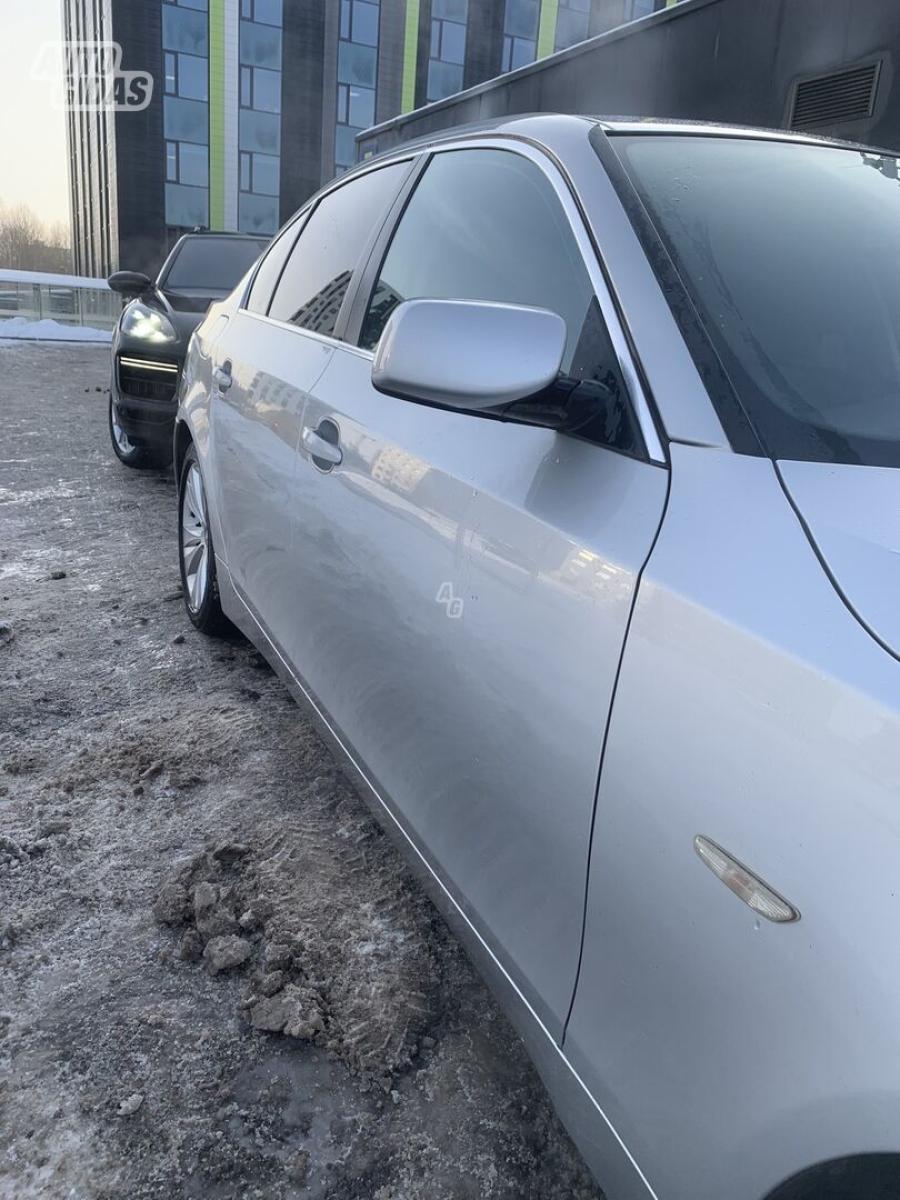 Pelēks BMW 525 2004 Viļņa, ar dzinēja tilpumu 2.50 L un nobraukumu 350 tūkst. km par 2400 €, foto 4 vietnē AUTOMOTO.COM.LV