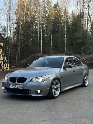 Pelēks BMW 525 2004 Alīta, ar dzinēja tilpumu 2.50 L un nobraukumu 270 tūkst. km par 5700 €, foto  vietnē AUTOMOTO.COM.LV