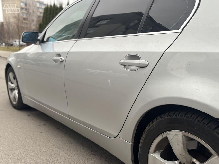 Pelēks BMW 525 2004 Kauņa, ar dzinēja tilpumu 2.50 L un nobraukumu 350 tūkst. km par 2500 €, foto 9 vietnē AUTOMOTO.COM.LV