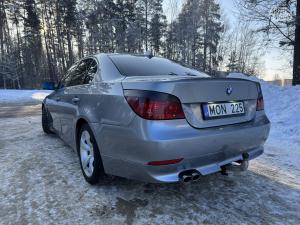 Pelēks BMW 525 2005 Viļņa, ar dzinēja tilpumu 2.50 L un nobraukumu 221 tūkst. km par 2450 €, foto 3 vietnē AUTOMOTO.COM.LV
