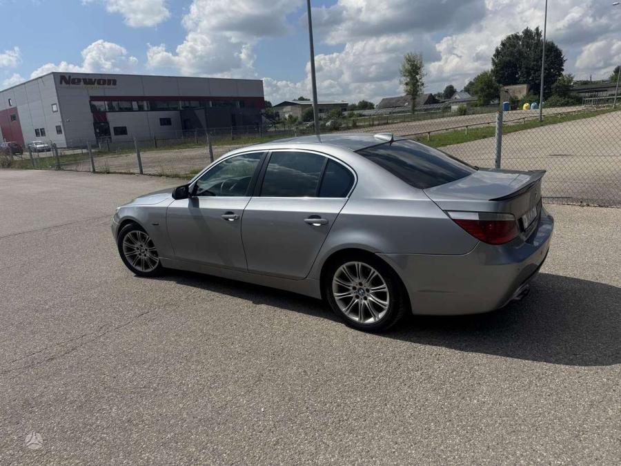 Grey BMW 525 2006 in Jonava, with an engine capacity of 2.50 L and mileage of 290 thousand km for 3500 €, photo 5 on AUTOMOTO.COM.LV