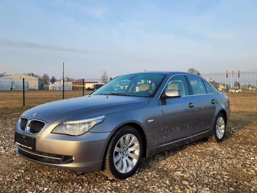 Grey BMW 525 2007 in Saldus, with an engine capacity of 3.00 L and mileage of 371 thousand km for 6300 €, photo 1 on AUTOMOTO.COM.LV