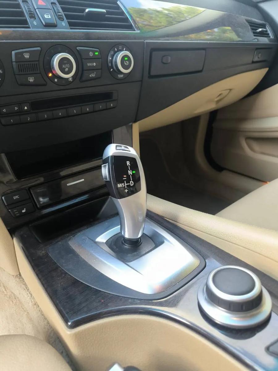 Grey BMW 525 2008 in Riga, with an engine capacity of 3.00 L and mileage of 290 thousand km for 4900 €, photo 15 on AUTOMOTO.COM.LV