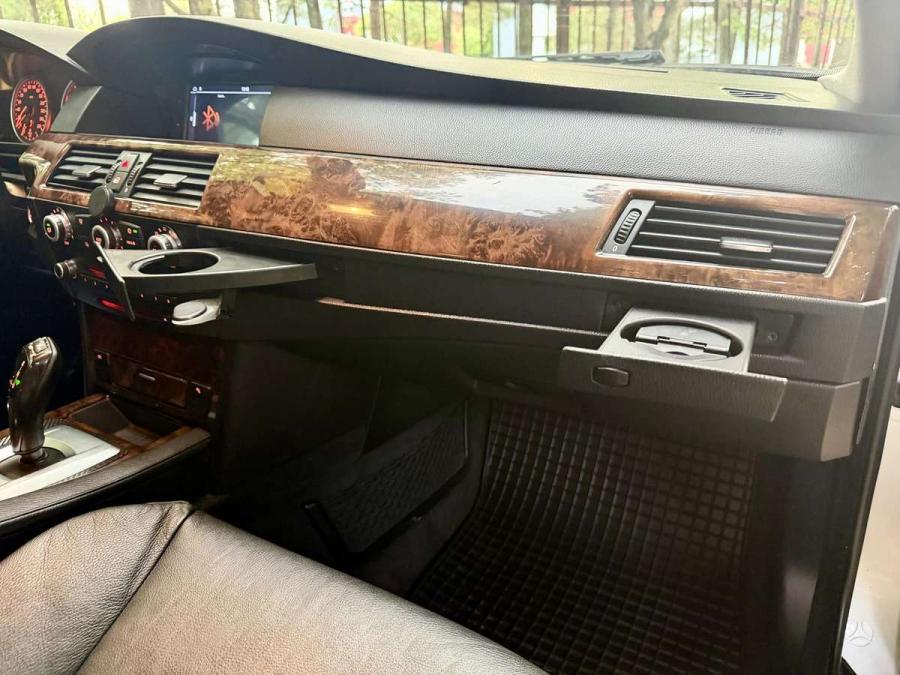 Grey BMW 525 2008 in Kaunas, with an engine capacity of 0.00 L and mileage of 244 thousand km for 3750 €, photo 10 on AUTOMOTO.COM.LV