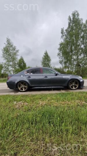 Pelēks BMW 525 2009 Rīga, ar dzinēja tilpumu 3.00 L un nobraukumu 397 tūkst. km par 5500 €, foto 13 vietnē AUTOMOTO.COM.LV