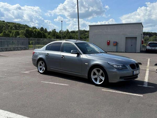 Grey BMW 525 2009 in Vilnius, with an engine capacity of 3.00 L and mileage of 313 thousand km for 4500 €, photo 2 on AUTOMOTO.COM.LV